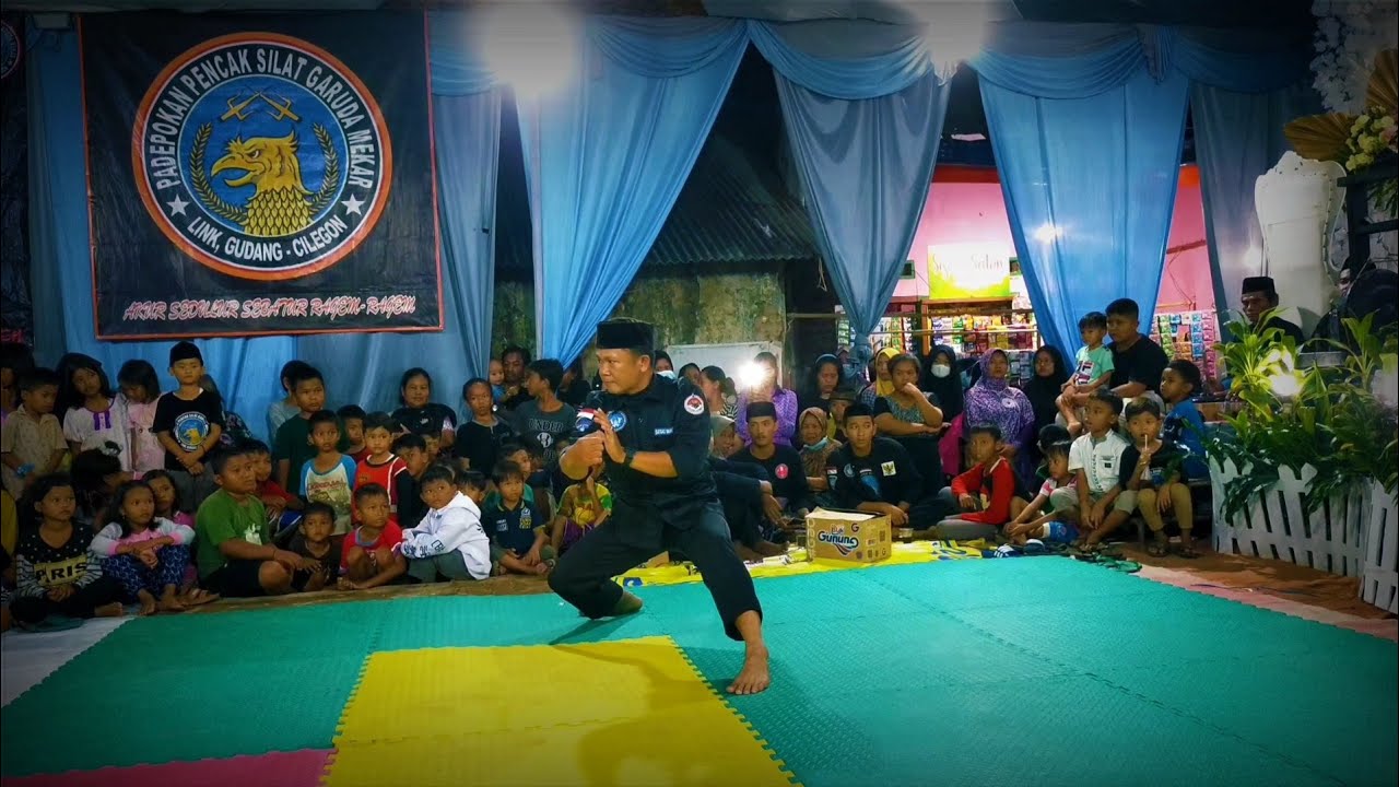 PENCAK SILAT BANDRONG Banten... - YouTube