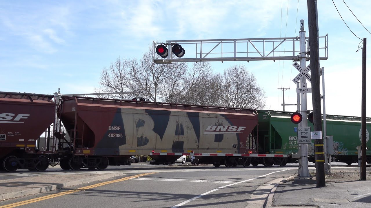 BNSF 5317 Manifest Train North, Yosemite Ave. Railroad Crossing, Escalon CA - YouTube