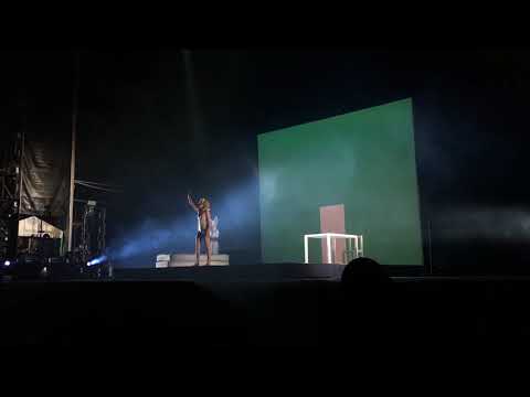 Sia - Chandelier [Live Melbourne 30th November 2017]