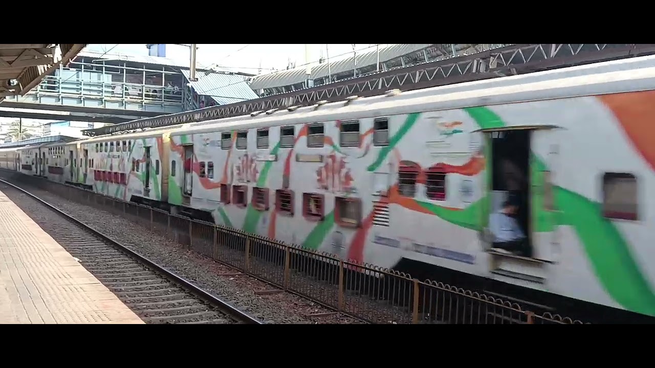 12922 Flying Ranee with Tricolour Non AC Double Decker Express With ...