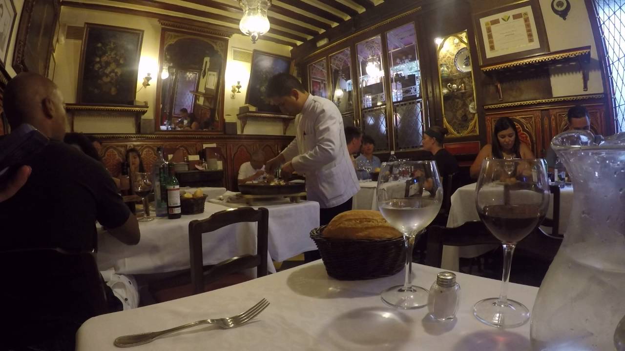 Roasted suckling pig served to the table - Botin, Madrid Spain - YouTube