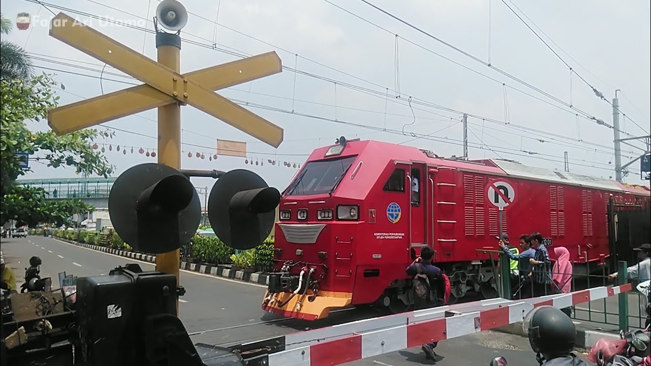 Si Jago Merah Kereta Luar Biasa - YouTube