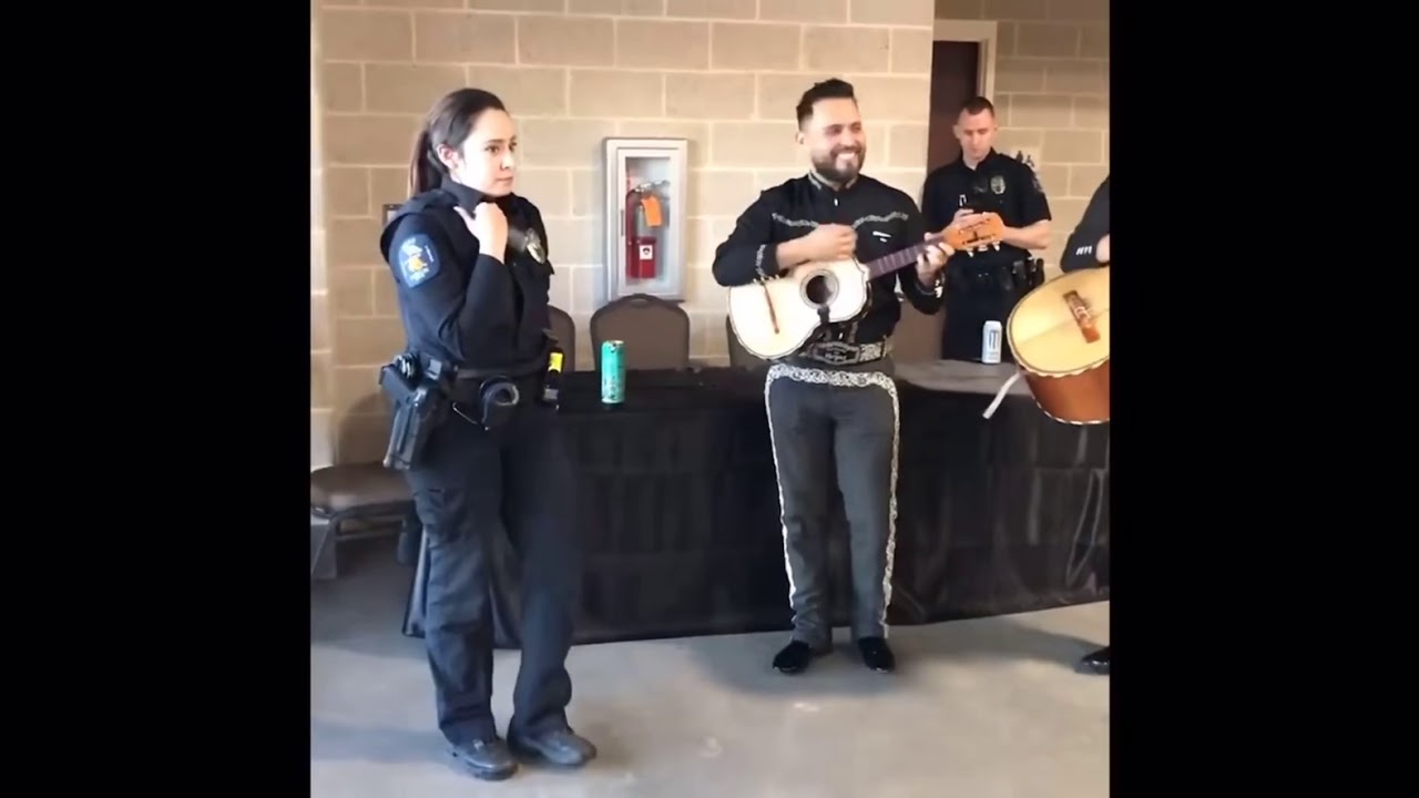 U.S police officer sings with Mariachi - YouTube