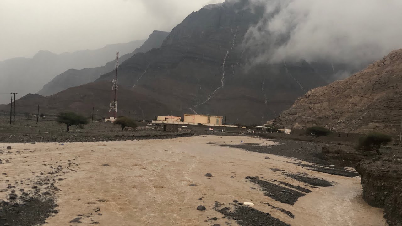 🌧 Heavy rain and flash Wadi flood in UAE#Rasalkhaimah#waterflood# ...
