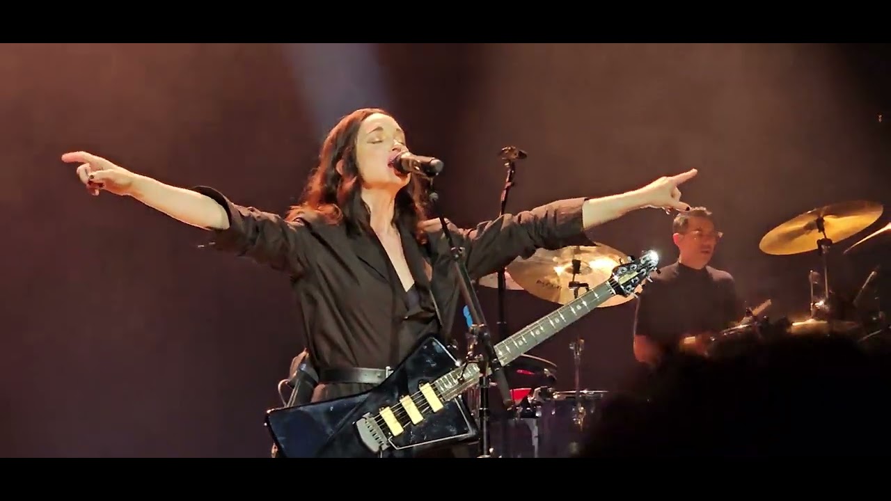 ST VINCENT - BIG TIME NOTHING - YouTube
