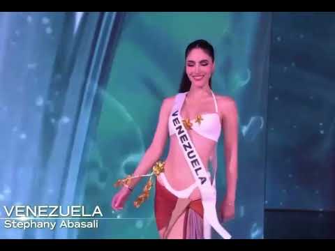Stephany Abasali en su desfile en traje de baño 🇻🇪  #MissUniverse