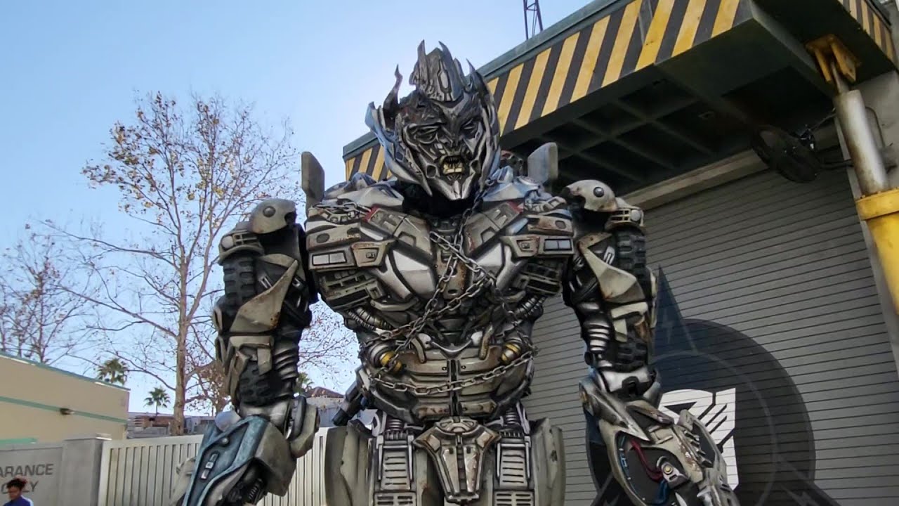 Transformers Scary Giant Megatron Robot - Robbie gets a photo with him ...