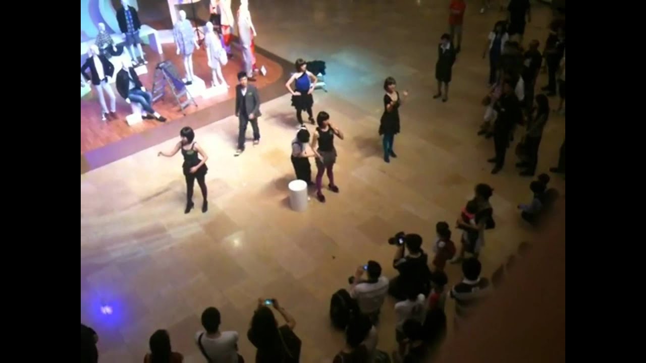Live Mannequin Fashion Show - YouTube
