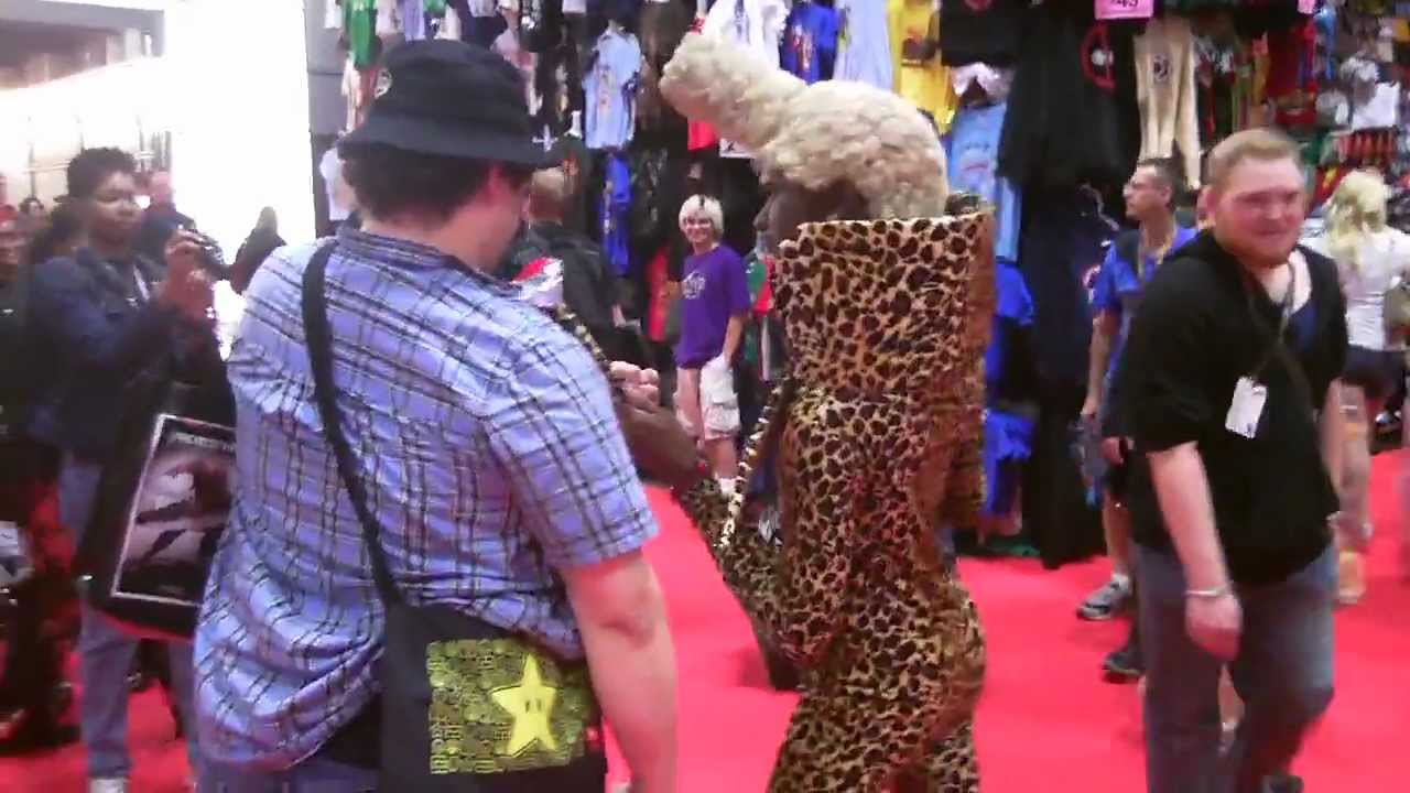 Ruby Rhod Costume and Artist Alley NYCC 2011 - YouTube