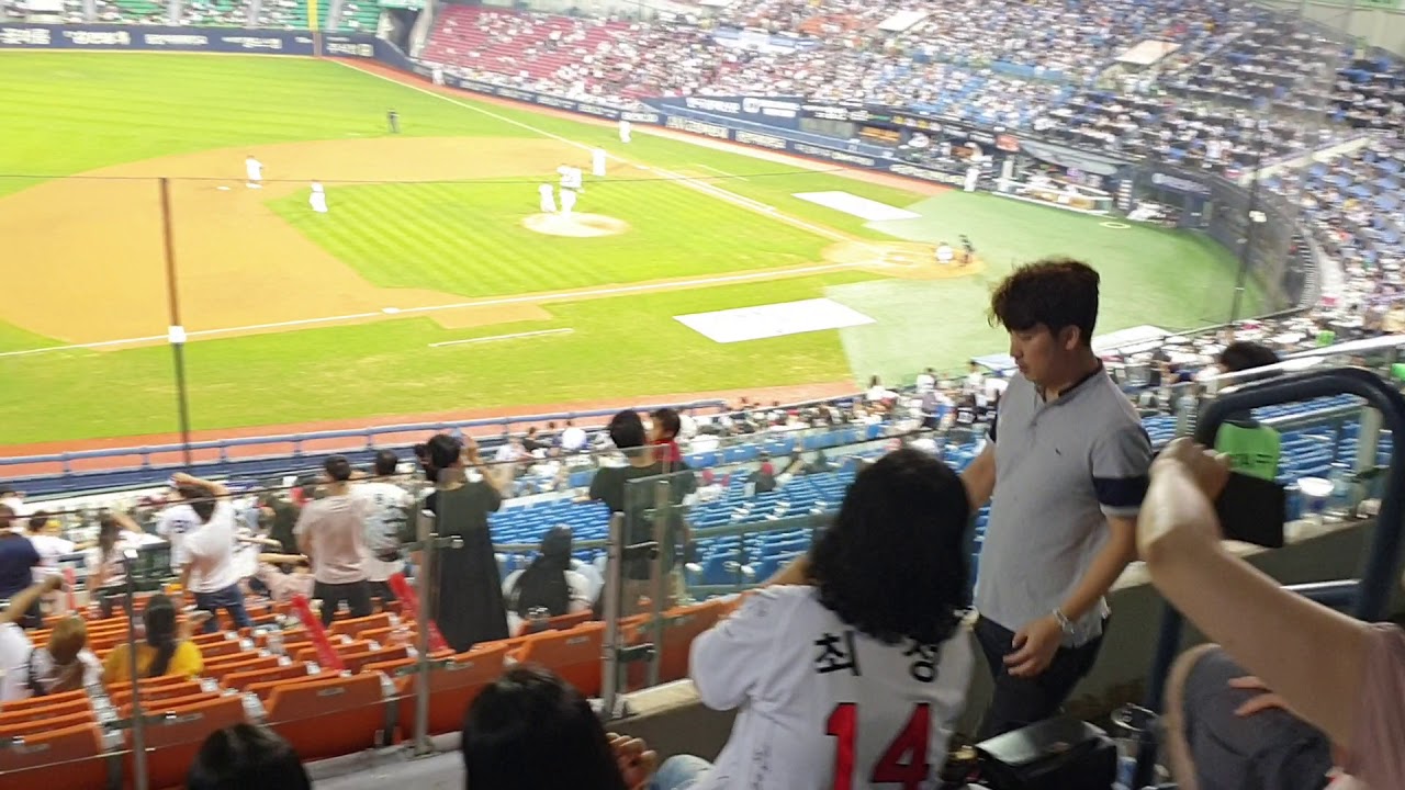 Incheon SK local song at Jamsil - YouTube