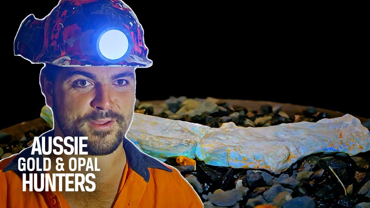 Rod & JC Discover A STUNNING Dinosaur Bone Preserved In Opal | Outback Opal Hunters Red Dirt ...