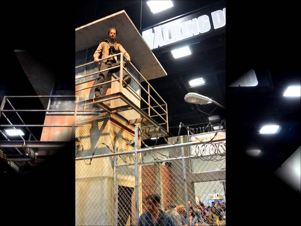 The Walking Dead prison set at Comic Con 2013 - YouTube