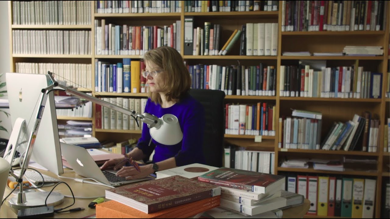 MPIWG-Direktorin Dagmar Schäfer mit dem Gottfried Wilhelm Leibniz-Preis ...