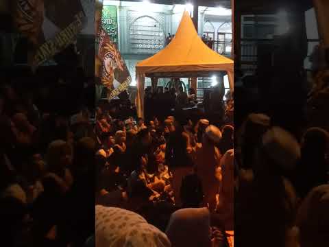 kerudung abu-abu ko menatap terus ada apa tu