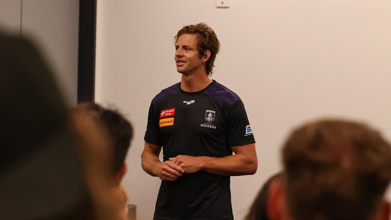 Fyfe breaks the news to his teammates - YouTube