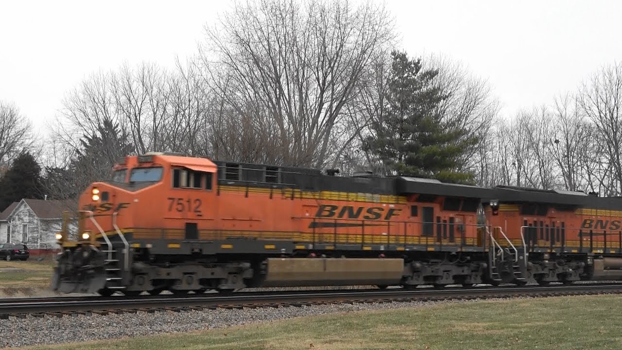 BNSF 7512 Leads a Grain Train, Galesburg, IL - YouTube