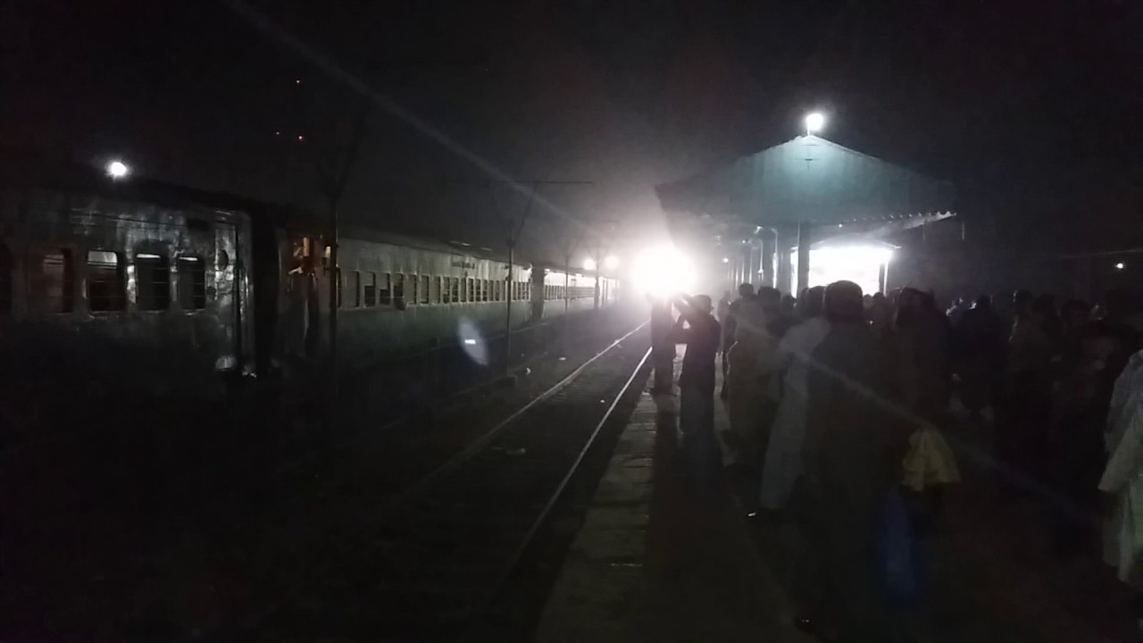 Pakistan railway karachi express arrival at multan cantt - YouTube