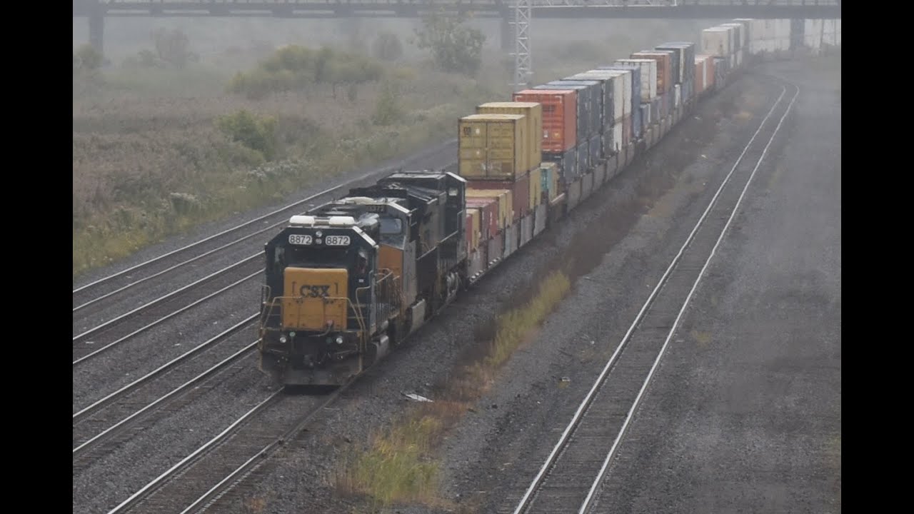 Old CSX EMD SD40-2 #8872 leads CSX I162 into Buffalo NY through the ...