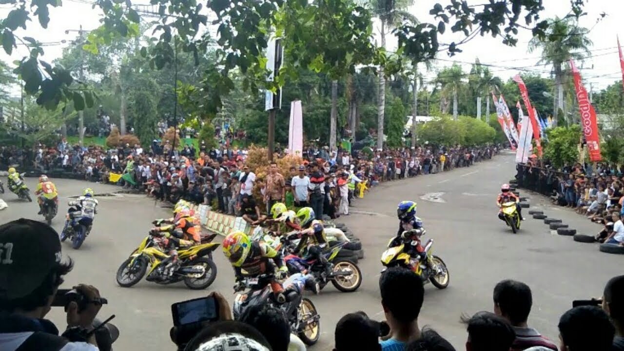 Road Race 2019, Hanya Di Indonesia Penonton jadi pembatas - YouTube