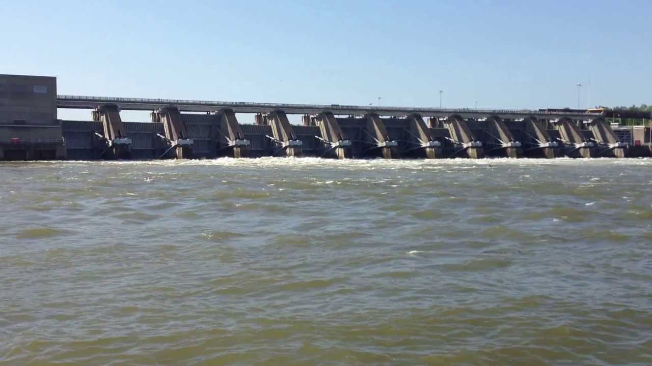 Five spillway gates open at Barkley Dam - YouTube
