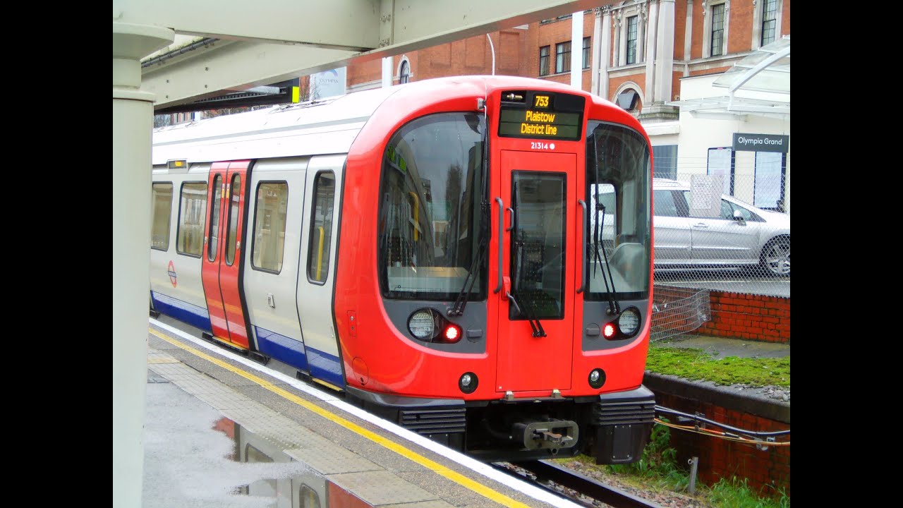 London Underground S7 Stock: District Line - Earl's Court to Kensington ...