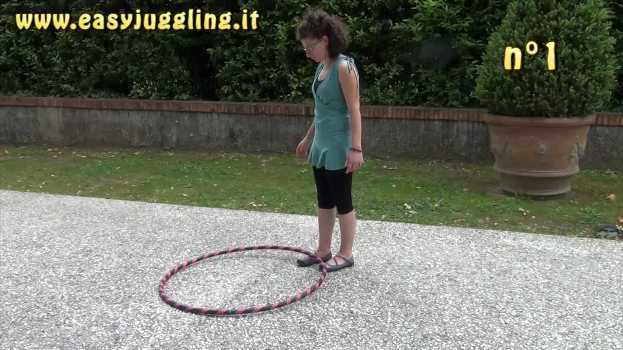 Juggling tutorial: hula hoop, kick up semplici off body - YouTube