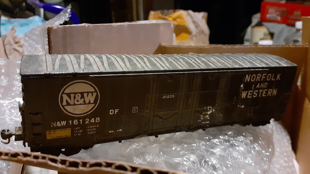 I BOUGHT THESE 2 SMALL FREIGHT CAR LOTS FROM EBAY, LET'S TAKE A LOOK ...
