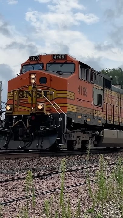 Fast moving BNSF Autorack train led by BNSF Dash 9! #bnsftrains #bnsf #bnsfrailway #train - YouTube