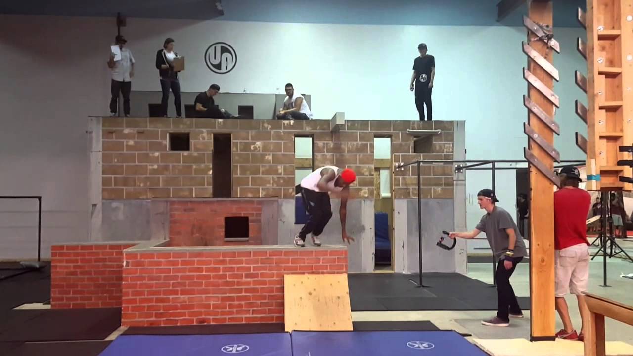 Urban acrobatics competition runs - YouTube