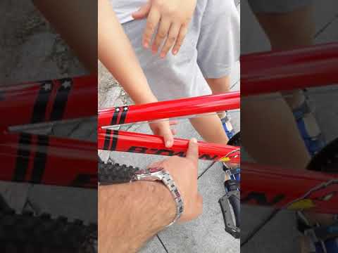 Yiğit Berat vitesli bisikletini tanıtıyor