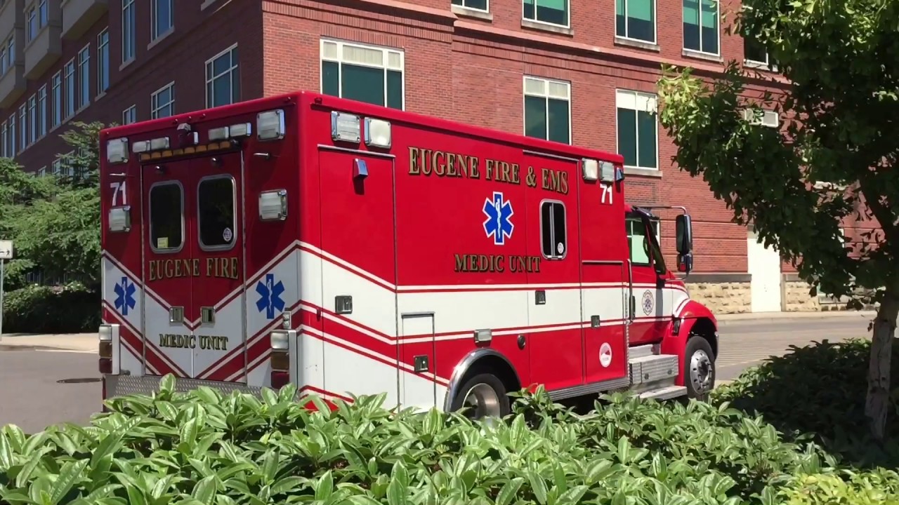 Eugene-Springfield Fire and EMS Medic 71 arriving - YouTube