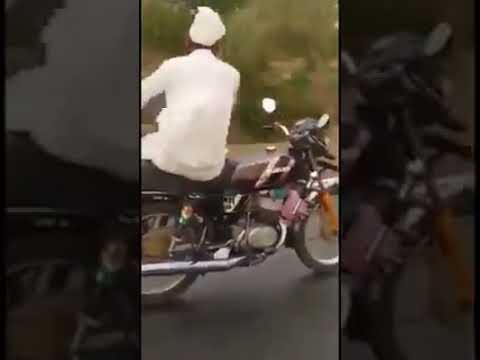 Hızlı ve öfkeli motor sürücüsünün akrobatik hareketleri