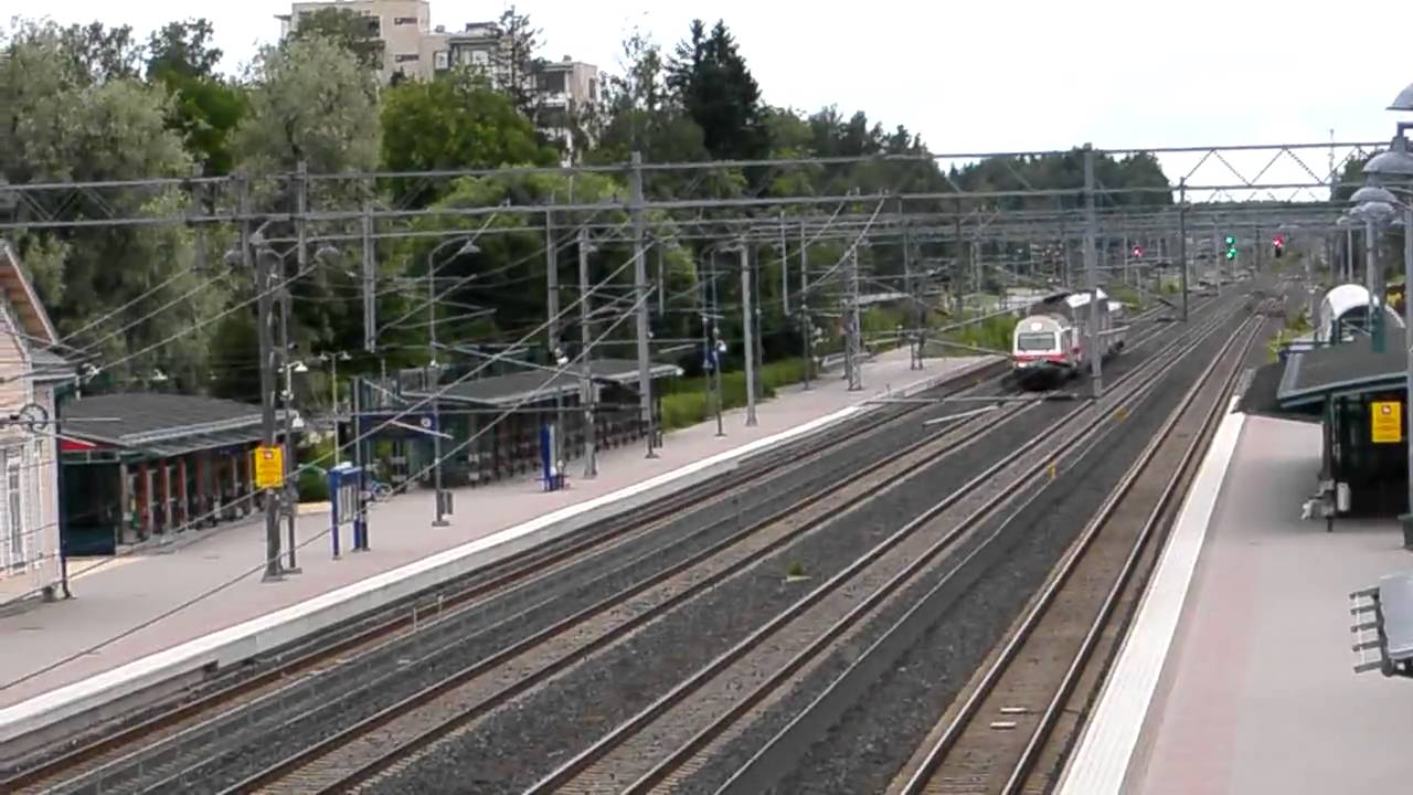 Sr2 with InterCity train passing Kerava station, view from bridge ...