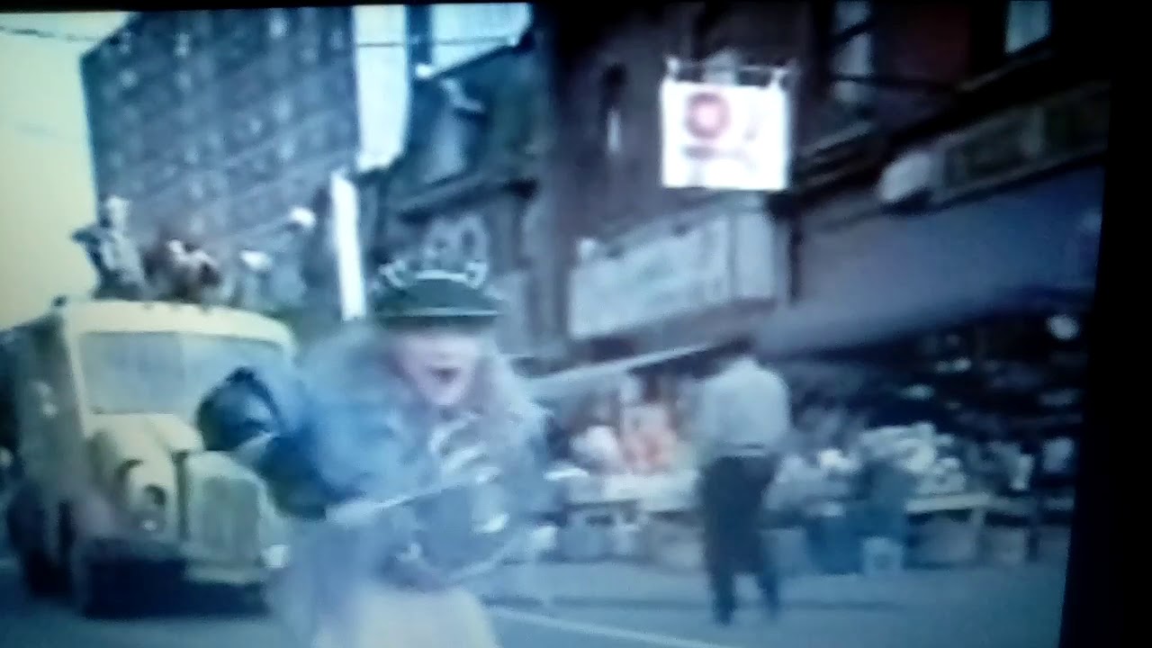 Harriet the spy run scene - YouTube