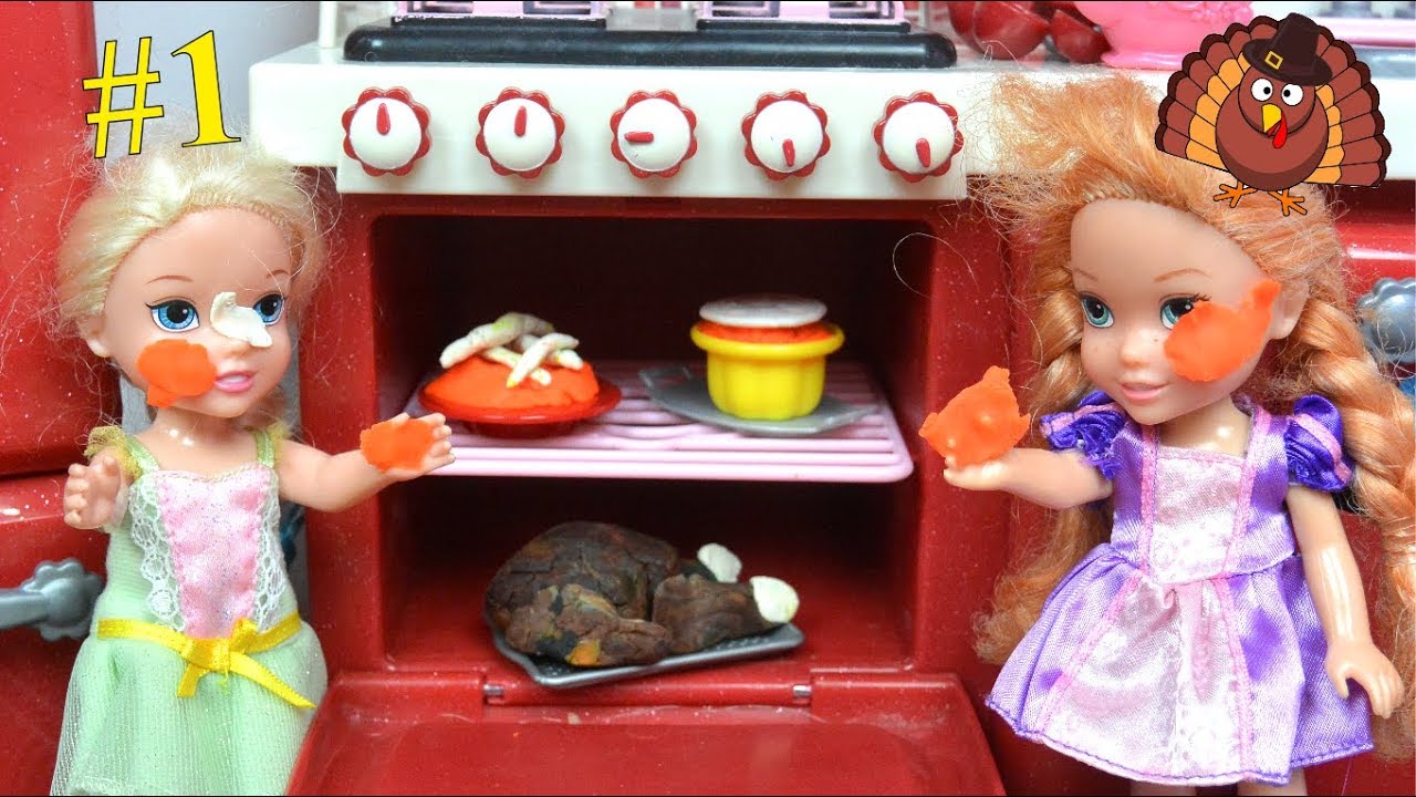 Anna and Elsa Toddlers Thanksgiving Day 🎉 Cooking the Turkey #1 🍗Dolls ...