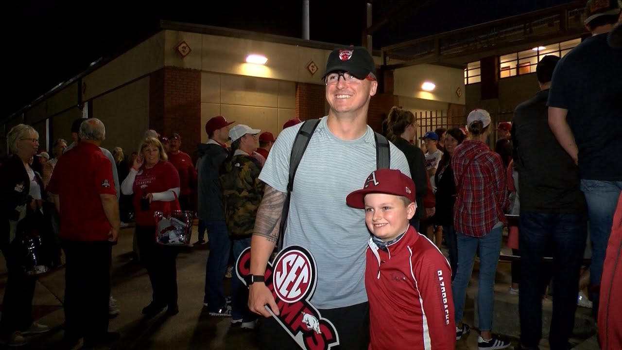Patrick Wicklander shares special bond with young Razorback fan - YouTube