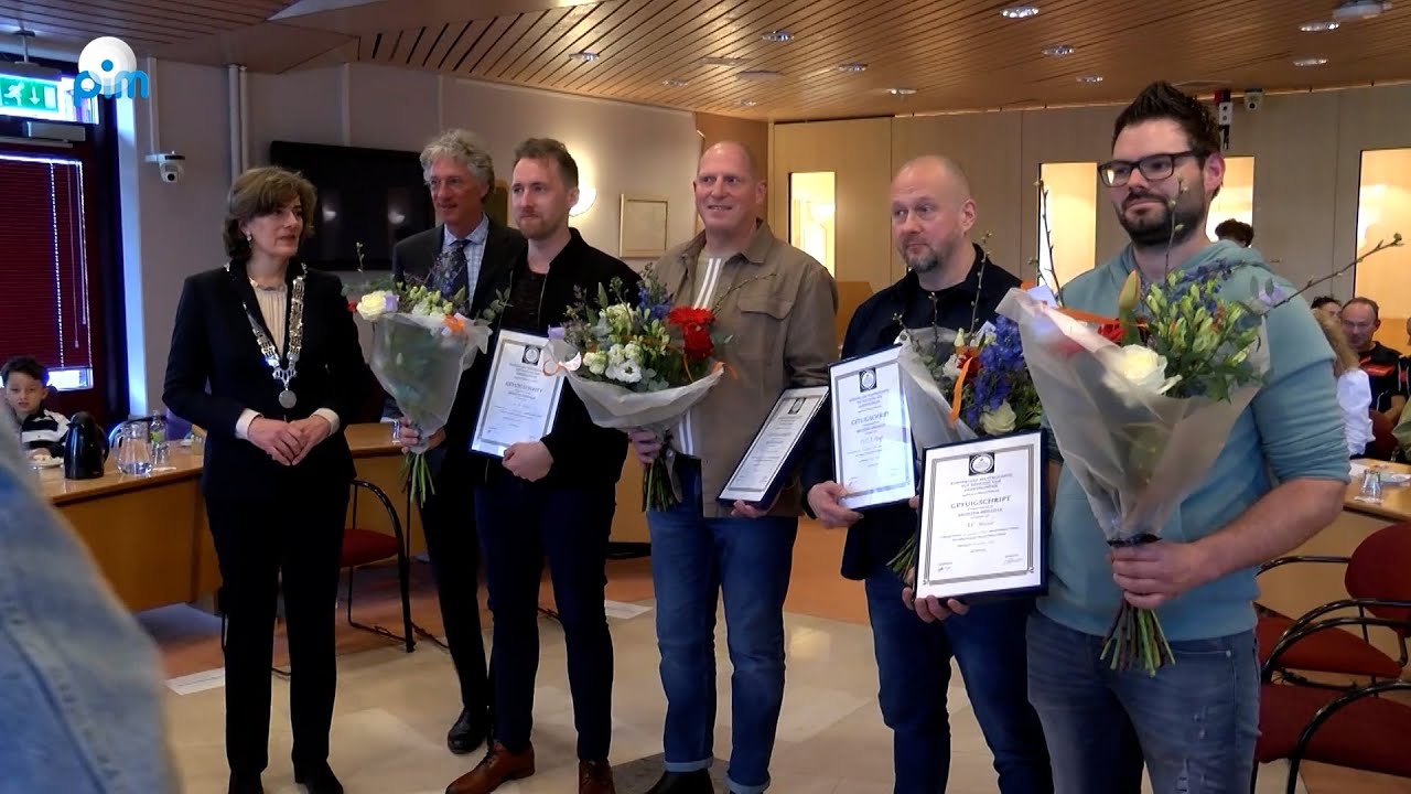 Helden die drenkeling redden ontvangen medaille - YouTube