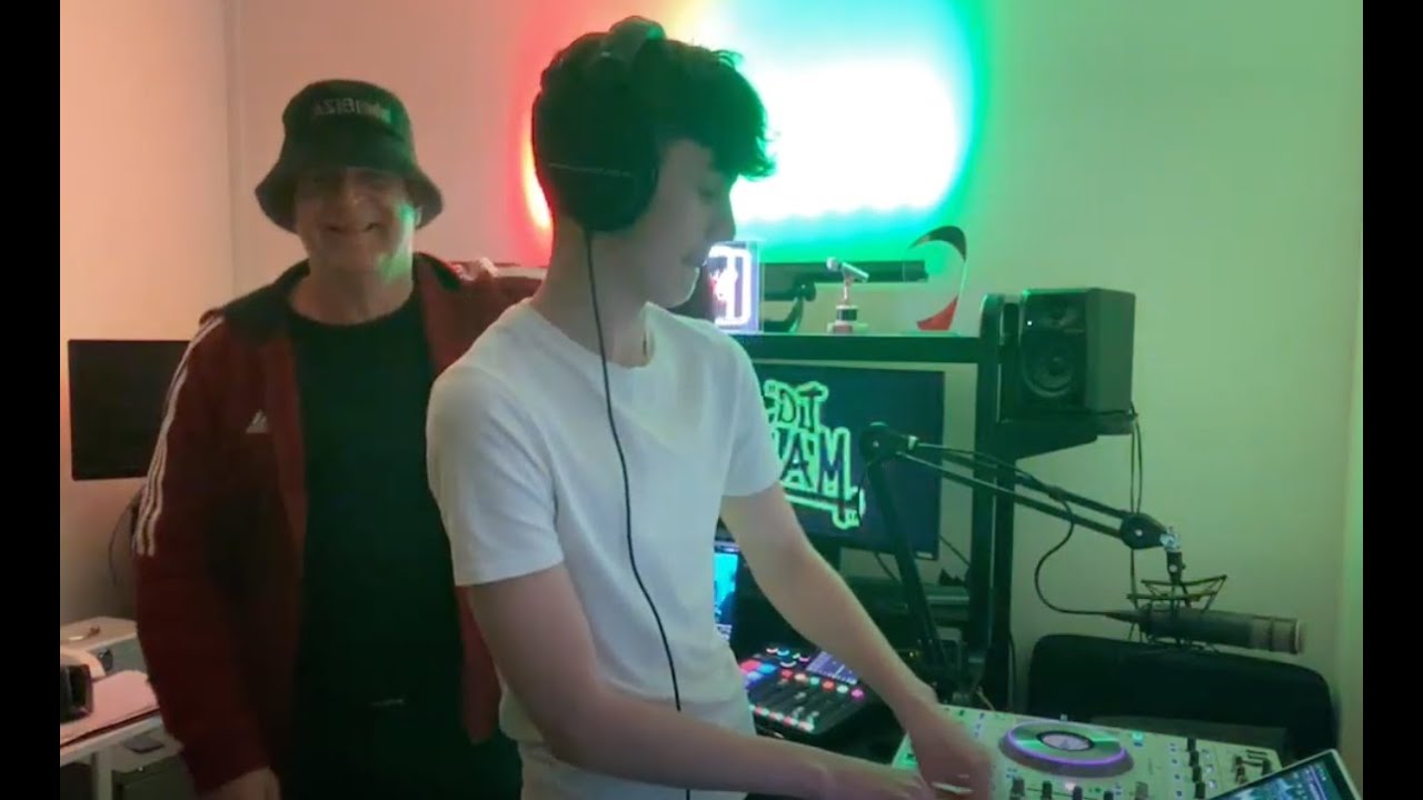 Live streaming of DJ Liam - YouTube