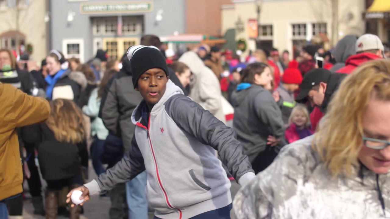 Massive snowball fight erupts at Six Flags Great Adventure - YouTube