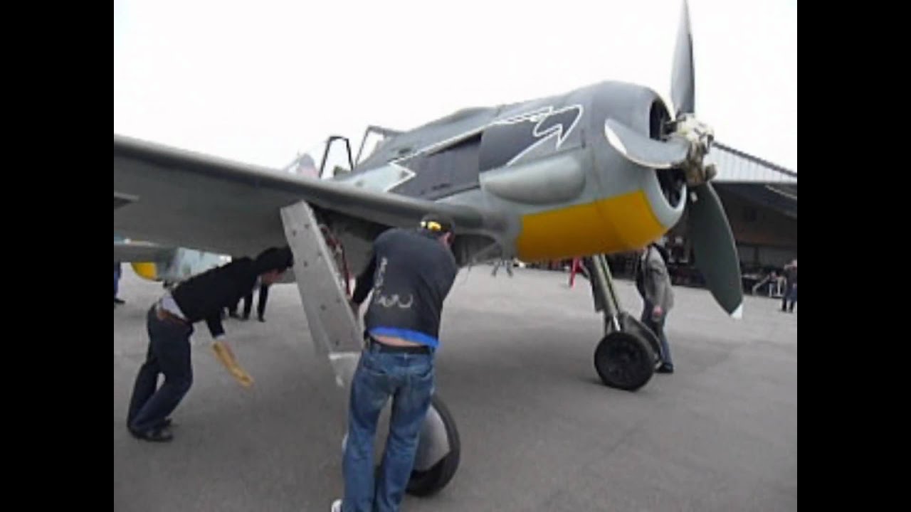 First Engine start up, FW190 Focke Wulf, April 2009. - YouTube