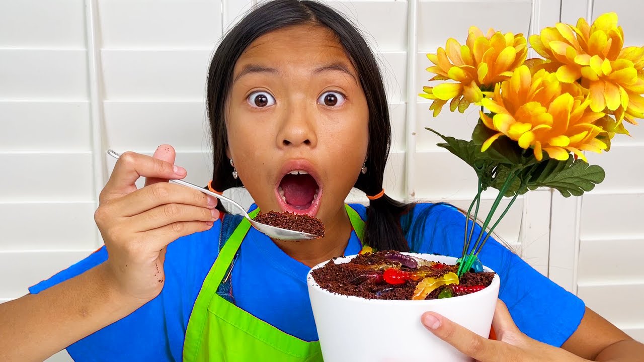 Wendy Eating Dirt and Worms | Oreo Dirt Dessert Kids Food Challenge ...