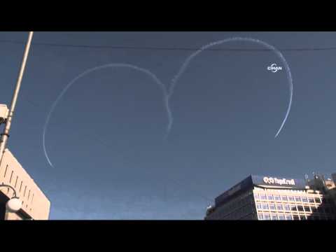 Atatürk'ün ölüm yıl dönümünde Türk Yıldızları gökyüzüne kalp çizdi