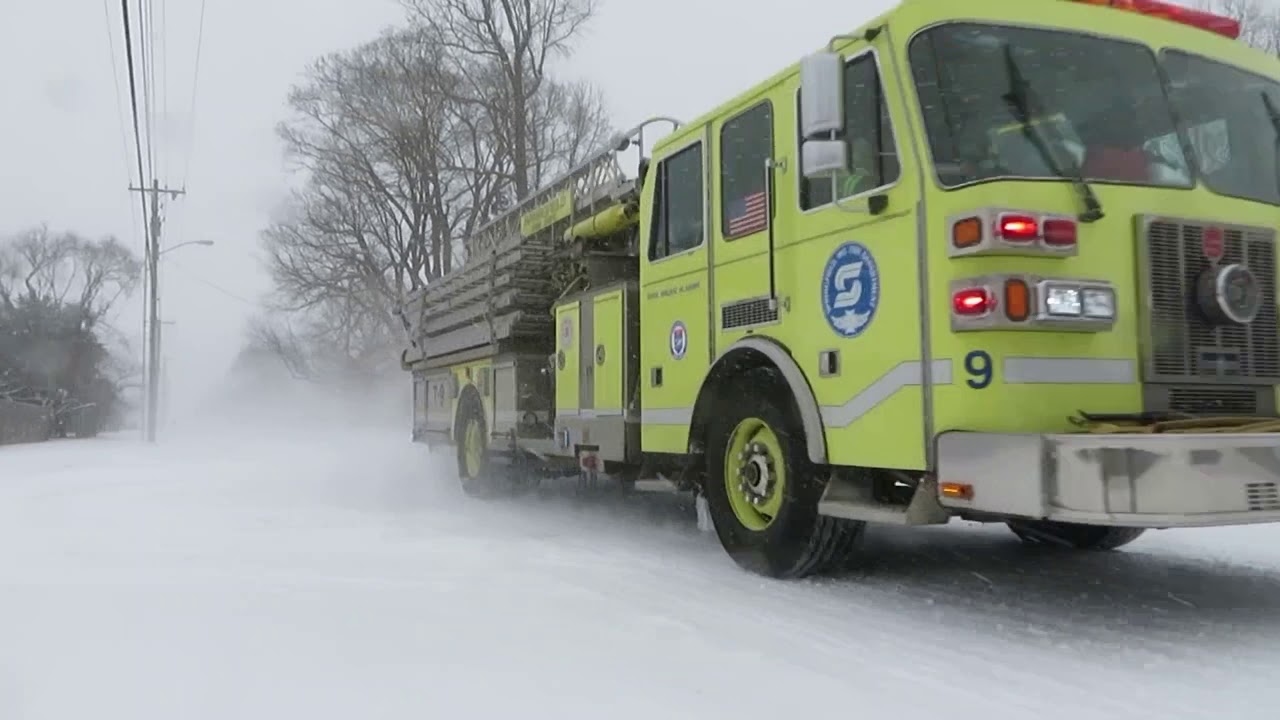 Springfield, Missouri fire department Engine 6 & Truck 9 responding to ...