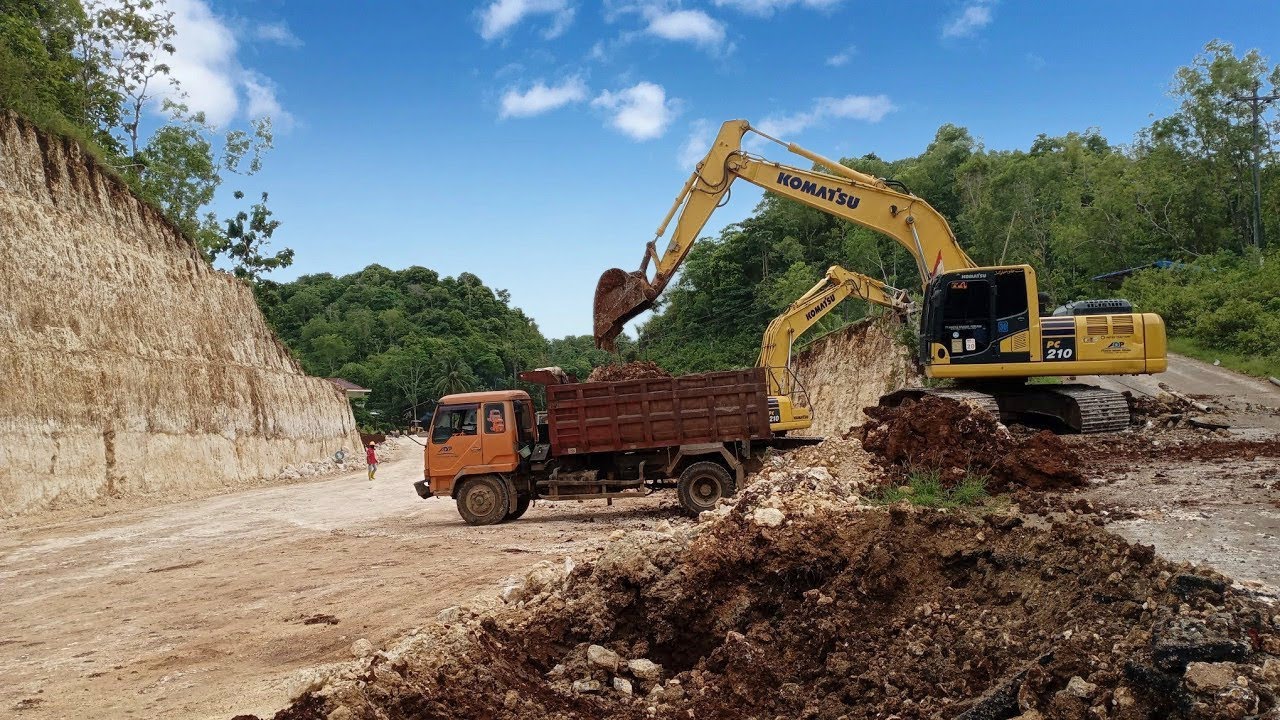 Mobil Dam Truk || Truk Muat Tanah Merah - Proyek Jalan Baru. - YouTube