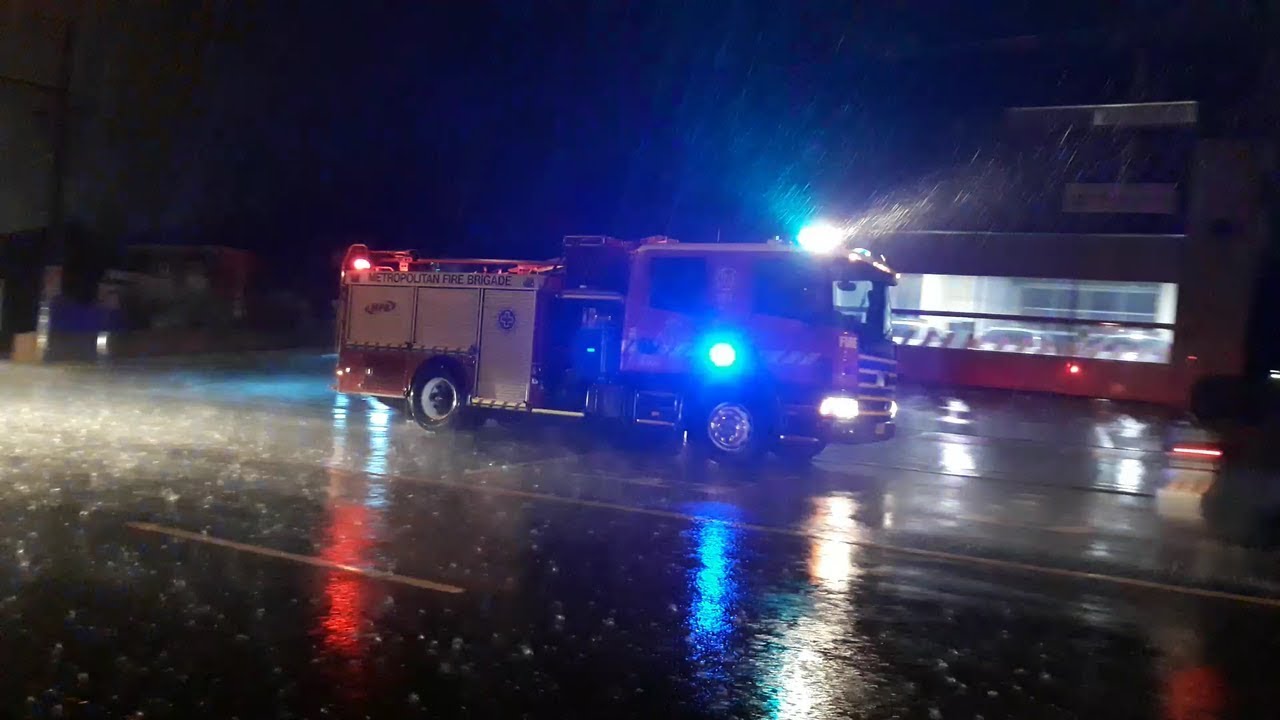 MFB Pumper 30B (Spare) Responding/Arriving on Scene - YouTube