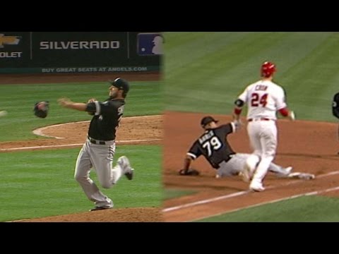 CWS@LAA: Abreu schnappt sich den abgefälschten Ball und notiert das Out