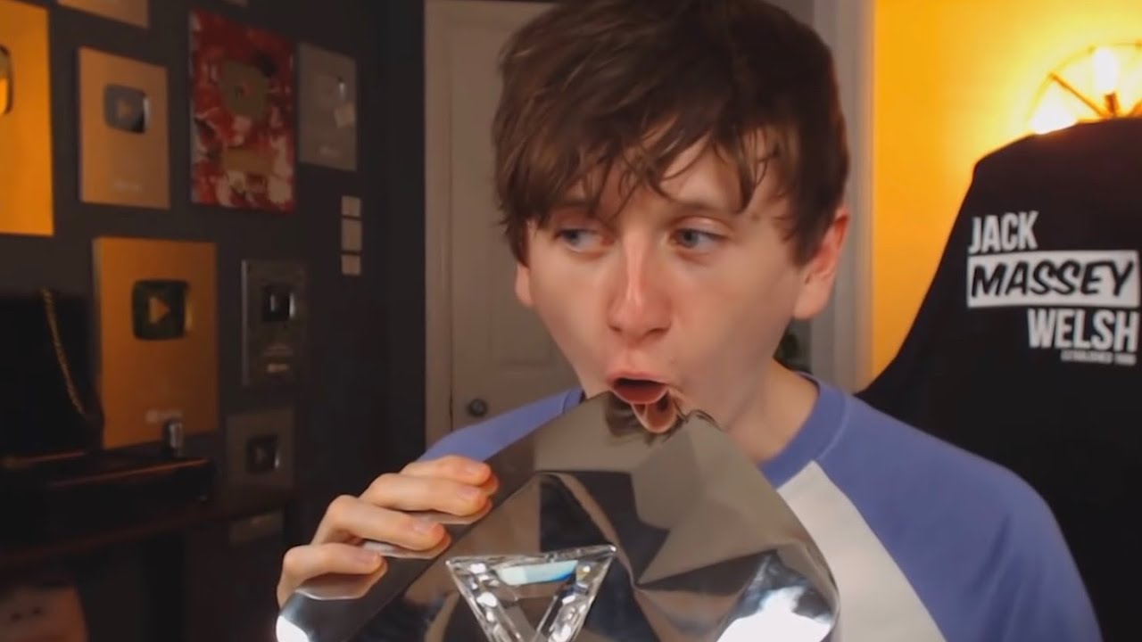 EATING my Diamond Playbutton... - YouTube