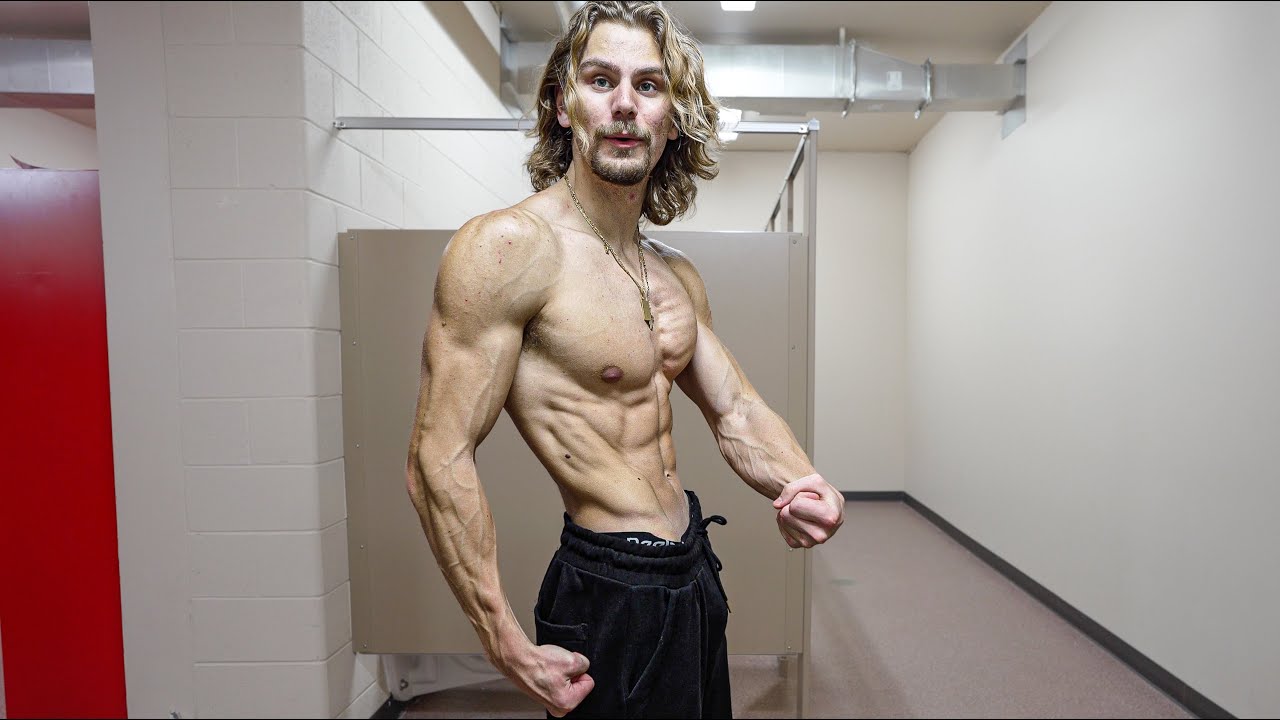 18 Days Out From My First Bodybuilding Show As A College Student - YouTube