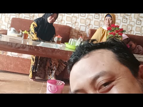 Pijet pertama di tunggu dua wanita istri dan tetangga ( Reaksi saat di Terapi keluhan sesak nafas )