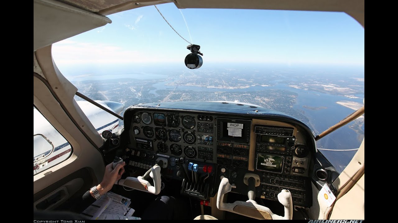Beechcraft 76 Duchess landing - YouTube